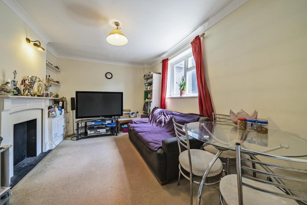 Longley Road, London 2 bed flat - £410,000
