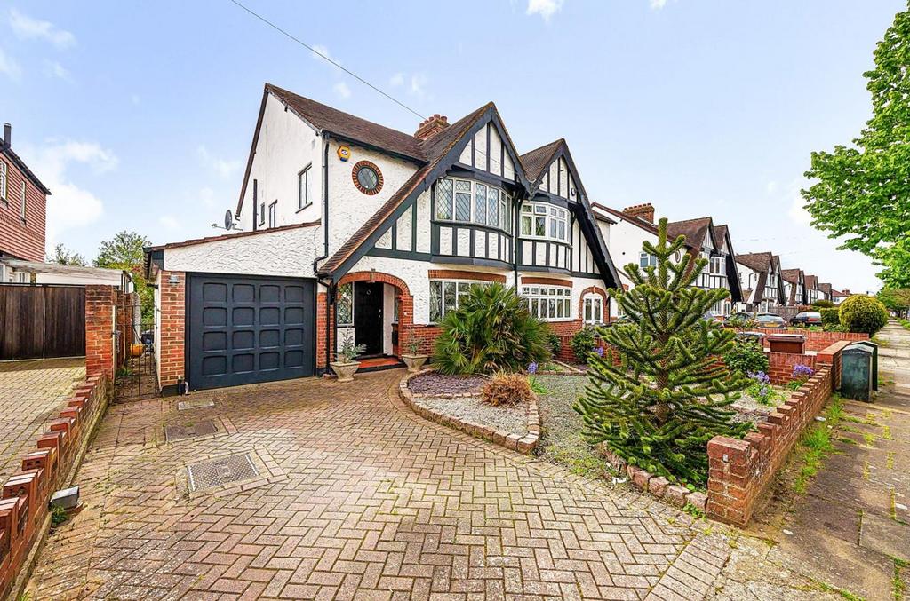 Rutherwyke Close, Epsom, KT17 3 bed semi-detached house - £799,500
