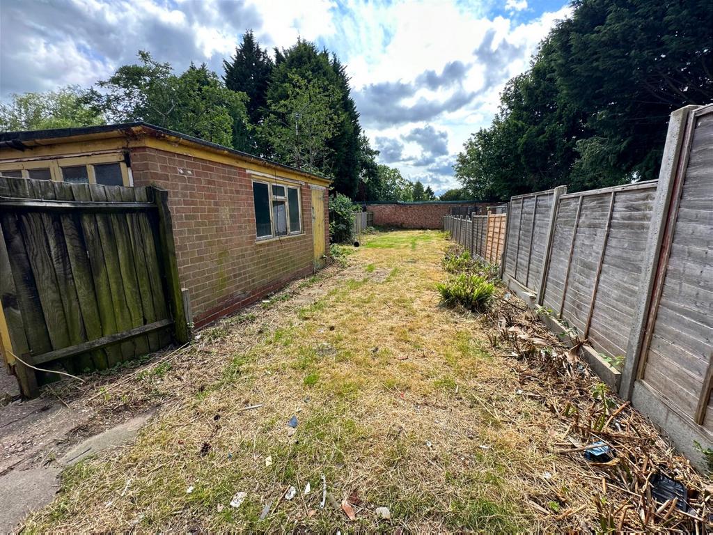 Foxcote Close Shirley B90 4pp 3 Bed Semi Detached House For Sale £