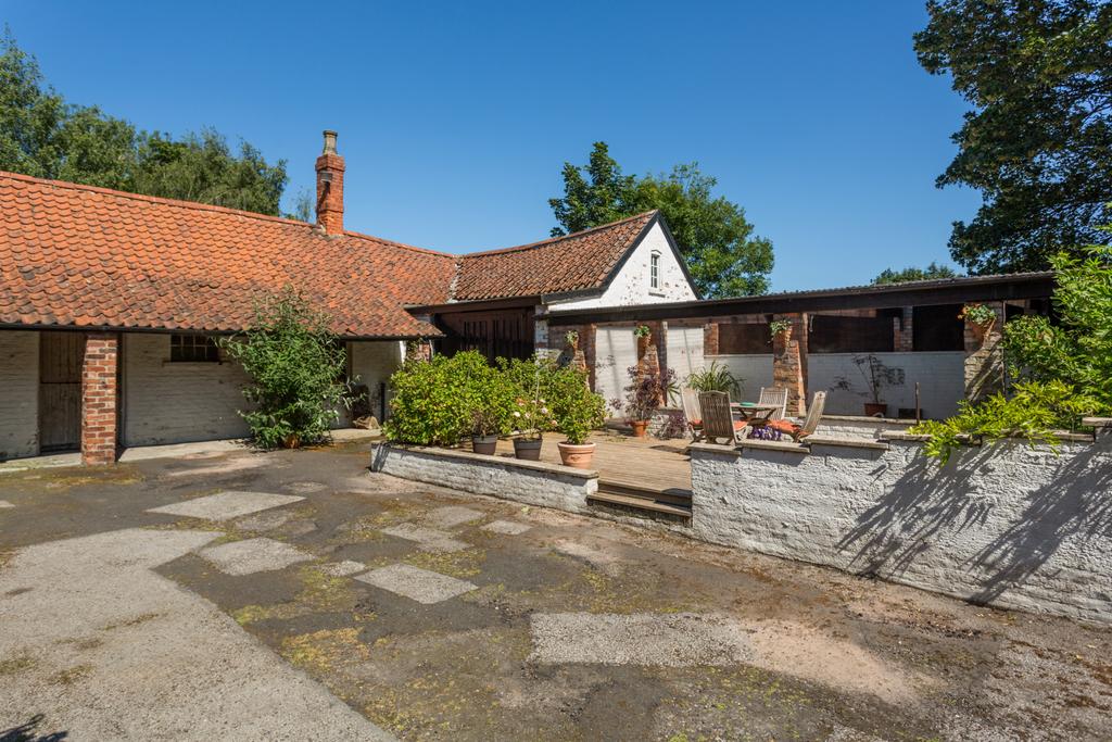 Hull Road, Howden, Goole, DN14 6 bed equestrian property for sale - £ ...