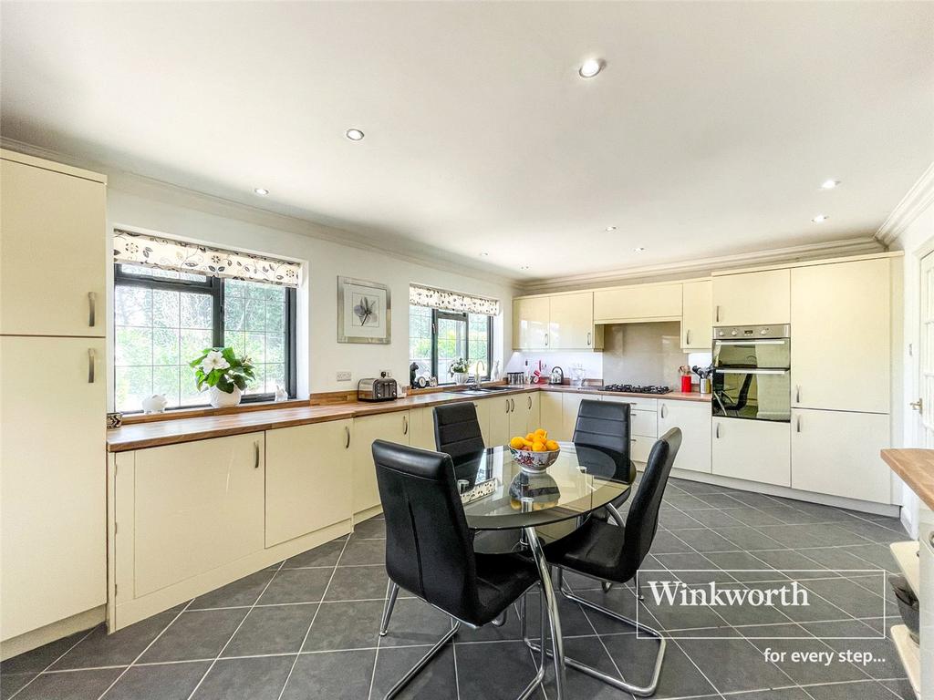 West Moors, Ferndown BH22 4 bed detached house - £950,000