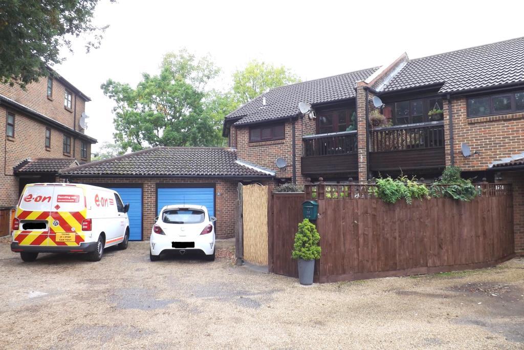 Courtney Park Road, Langdon Hills... 1 bed flat - £1,100 pcm (£254 pw)