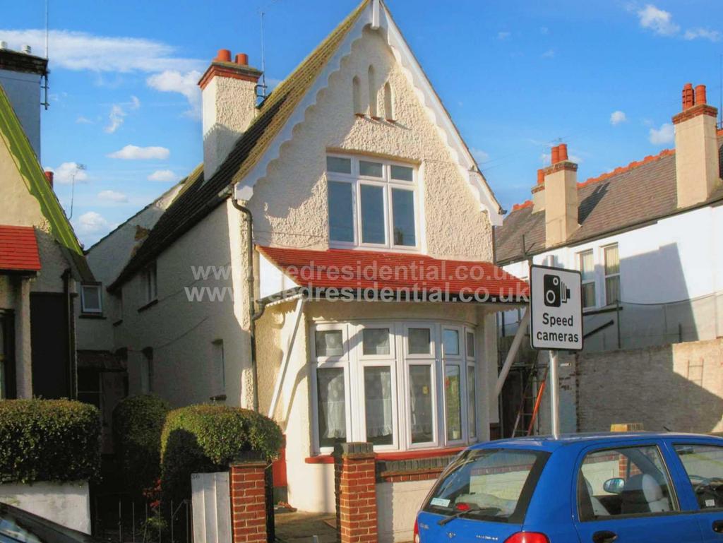 Southbourne Grove, Westcliff On Sea 2 bed apartment - £1,175 pcm (£271 pw)