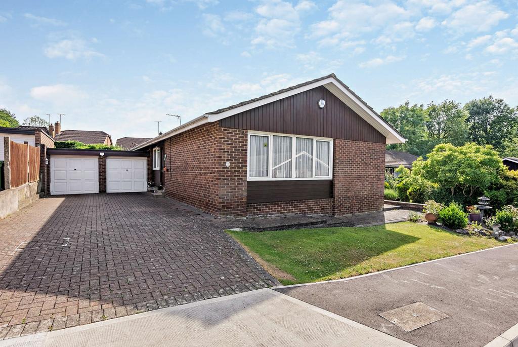 Curzon Place, Pinner, HA5 3 bed detached bungalow - £740,000