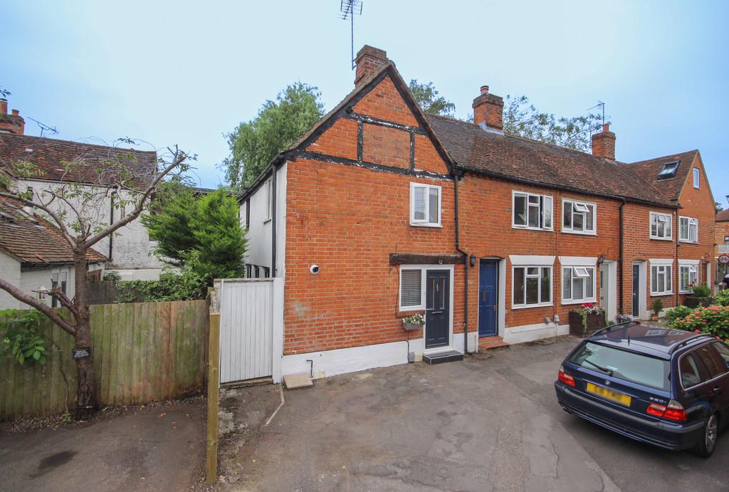 Rose Court, Wokingham 2 bed end of terrace house - £375,000