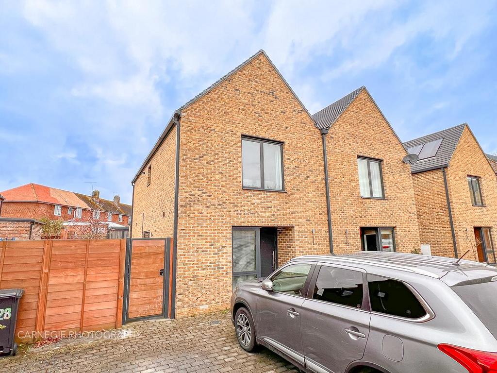 Old Dairy Yard, Welwyn Garden City AL7 3 bed semi-detached house for ...