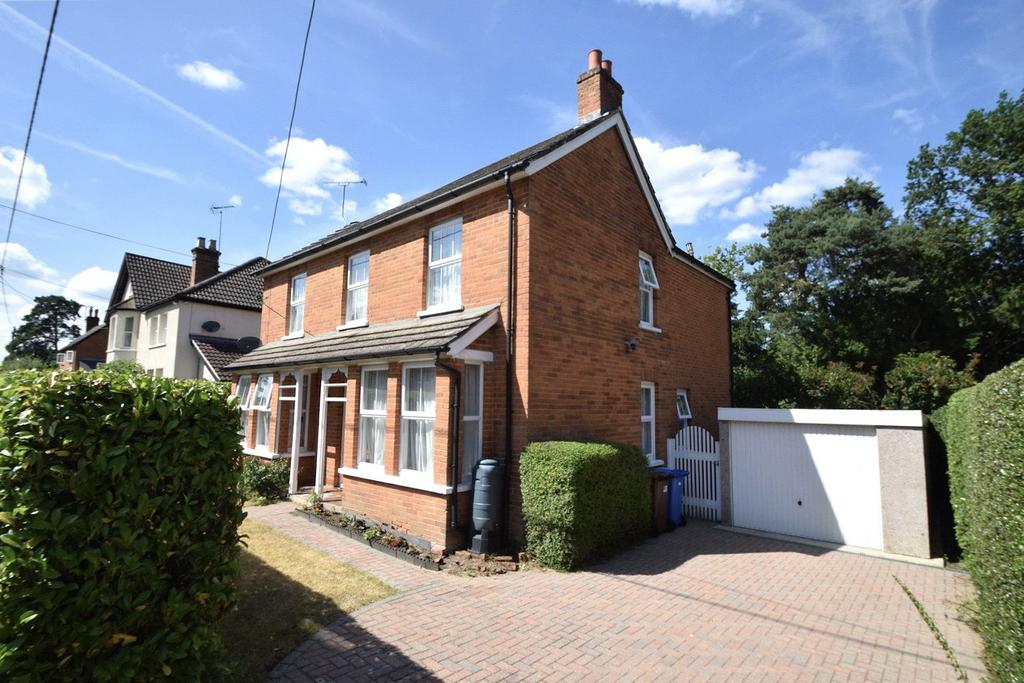 Longdown Road, Berkshire GU47 4 bed detached house - £685,000