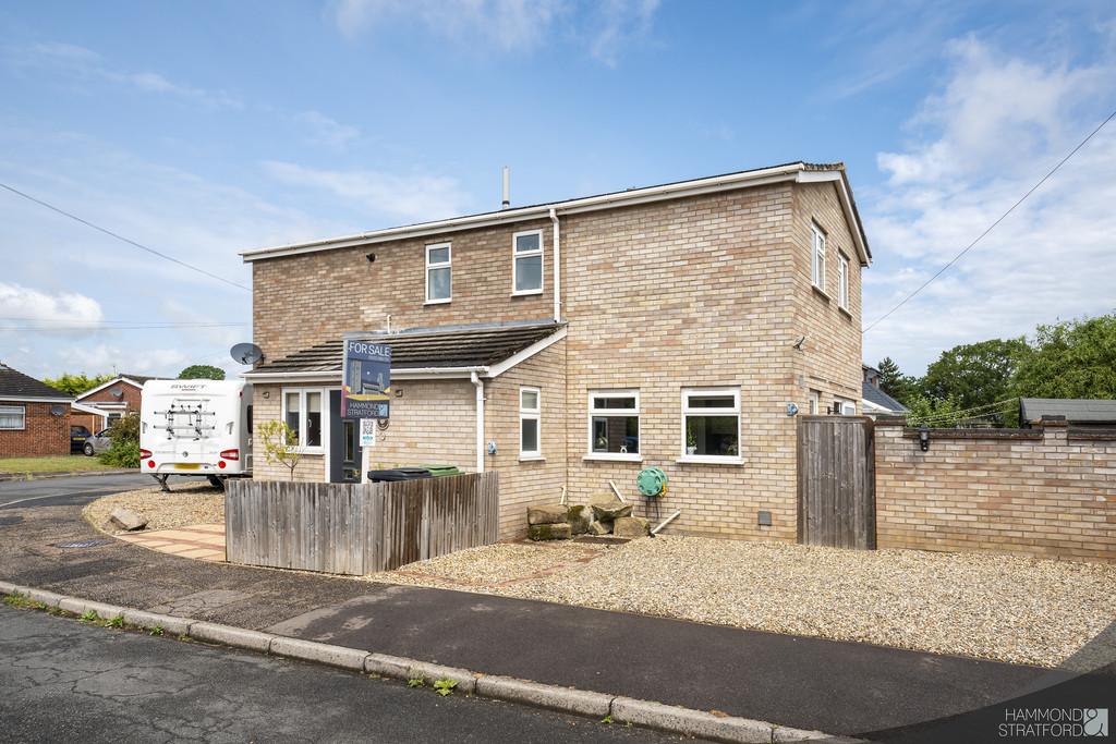 Maple Close, Wymondham 4 bed detached house - £350,000