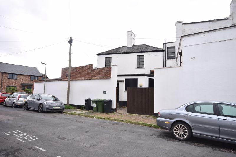 Percy Road, Exeter 2 bed detached house - £800 pcm (£185 pw)