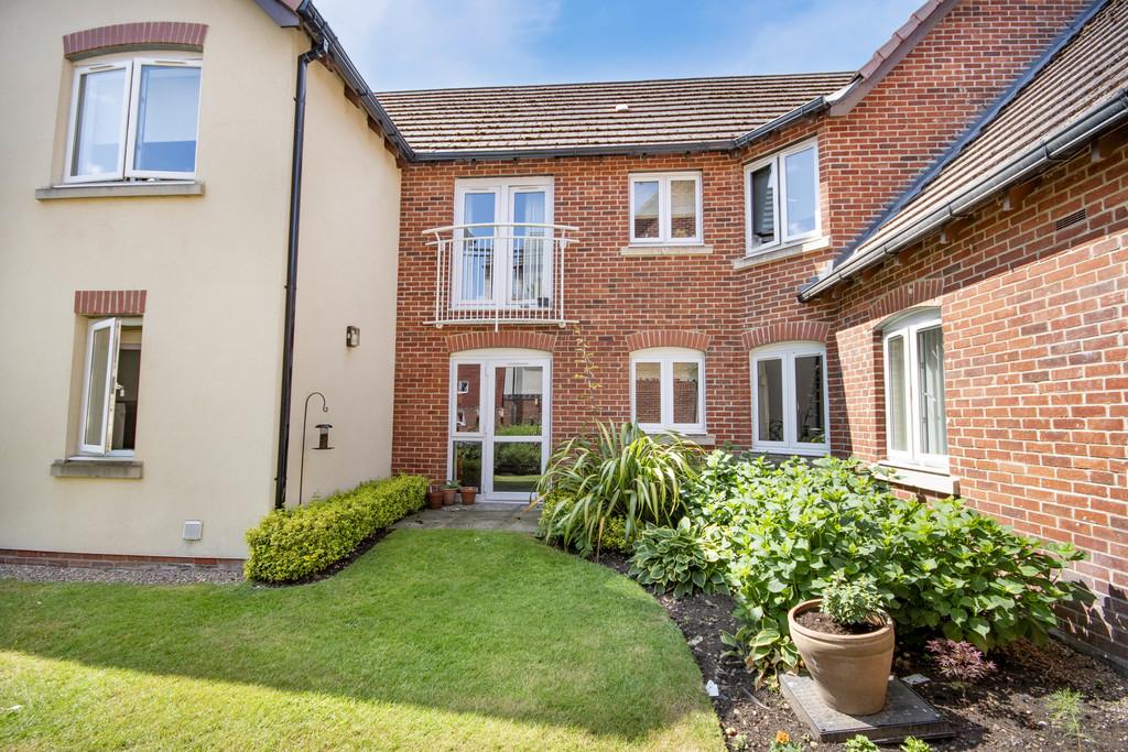 Charter Court, North Road, Retford 1 bed ground floor flat - £120,000