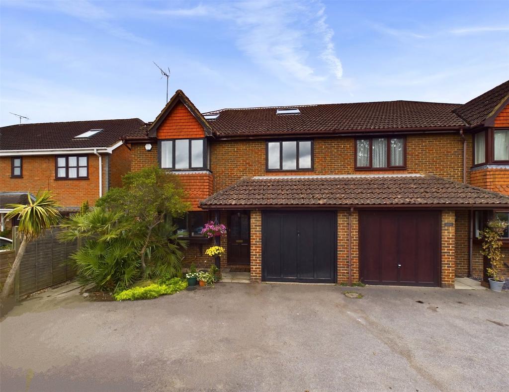 Mytchett, Camberley GU16 5 bed semi-detached house - £570,000