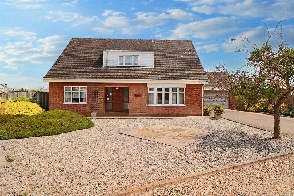 Yarmouth Road, Toft Monks 5 bed chalet for sale - £400,000