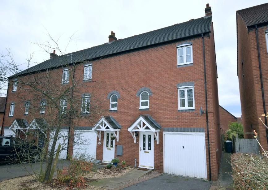 Navigation Loop, Stone, ST15 3 bed townhouse - £1,020 pcm (£235 pw)