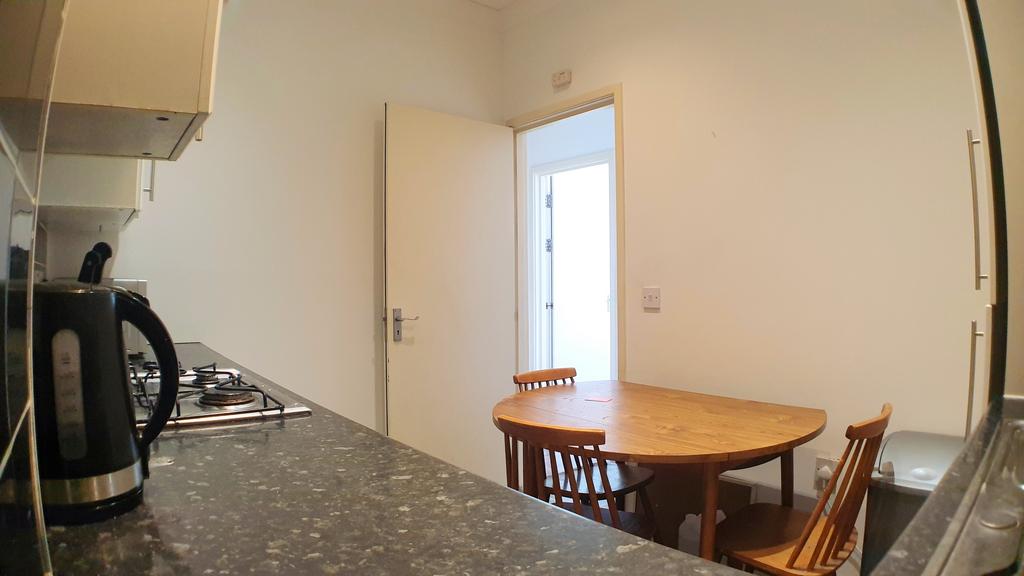 Walburgh Street, London E1 3 bed flat - £2,200 pcm (£508 pw)