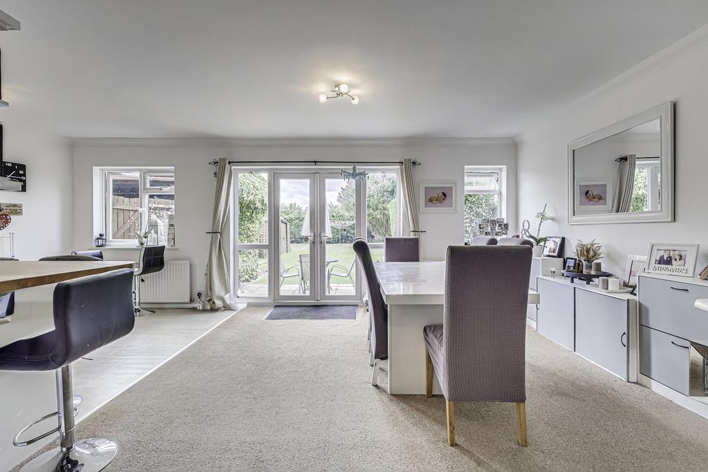 Ashingdon Road, Rochford, SS4 2 bed detached bungalow - £1,400 pcm (£ ...