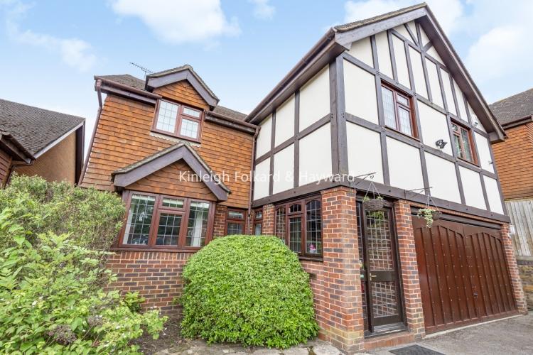 Wood Drive Chislehurst BR7 5 bed house - £4,500 pcm (£1,038 pw)