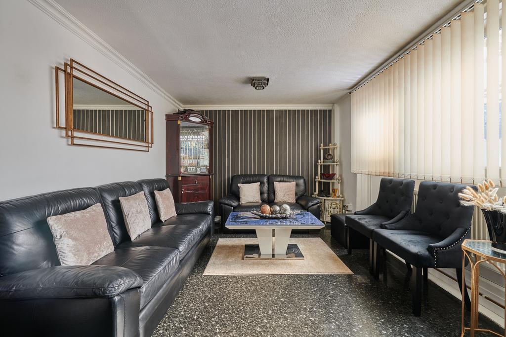 Lipton Road, London E1 3 bed maisonette for sale - £375,000