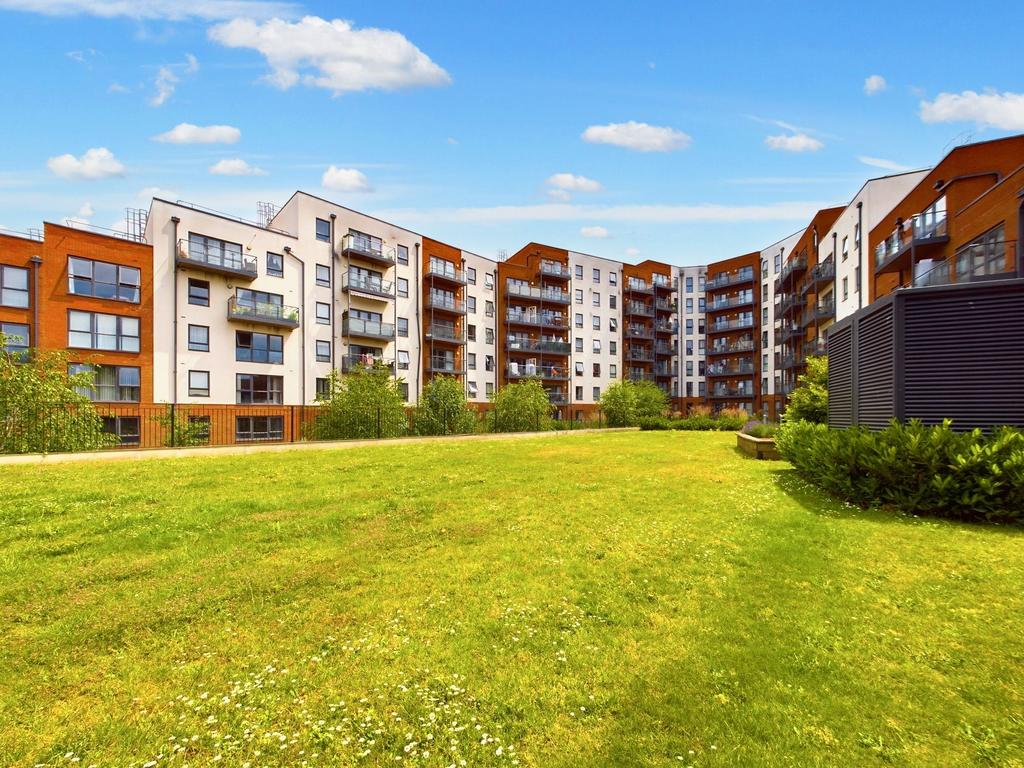 Crawley, Crawley RH11 2 bed apartment - £1,500 pcm (£346 pw)