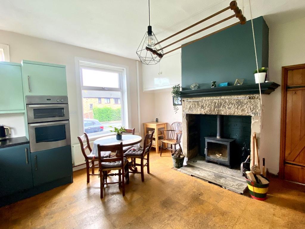 Moorside, Cleckheaton, BD19 3 bed end of terrace house - £175,000