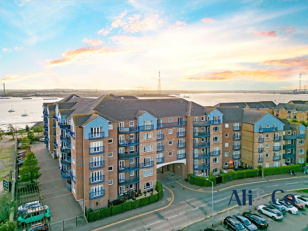 Argent Court, Argent Street, Grays 2 bed flat for sale - £260,000