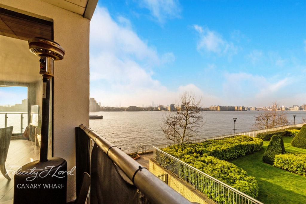 Westferry Road, London 2 bed apartment - £750,000