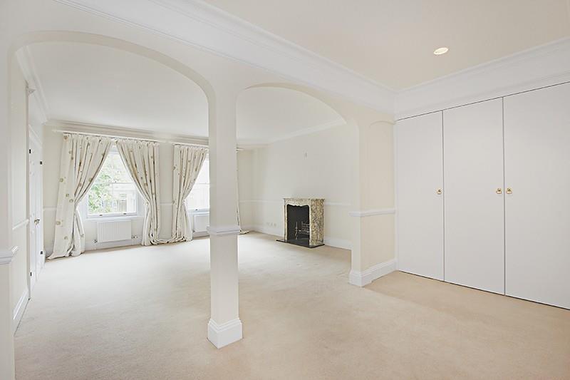 Cornwall Gardens, South Kensington... 2 bed flat - £3,575 pcm (£825 pw)