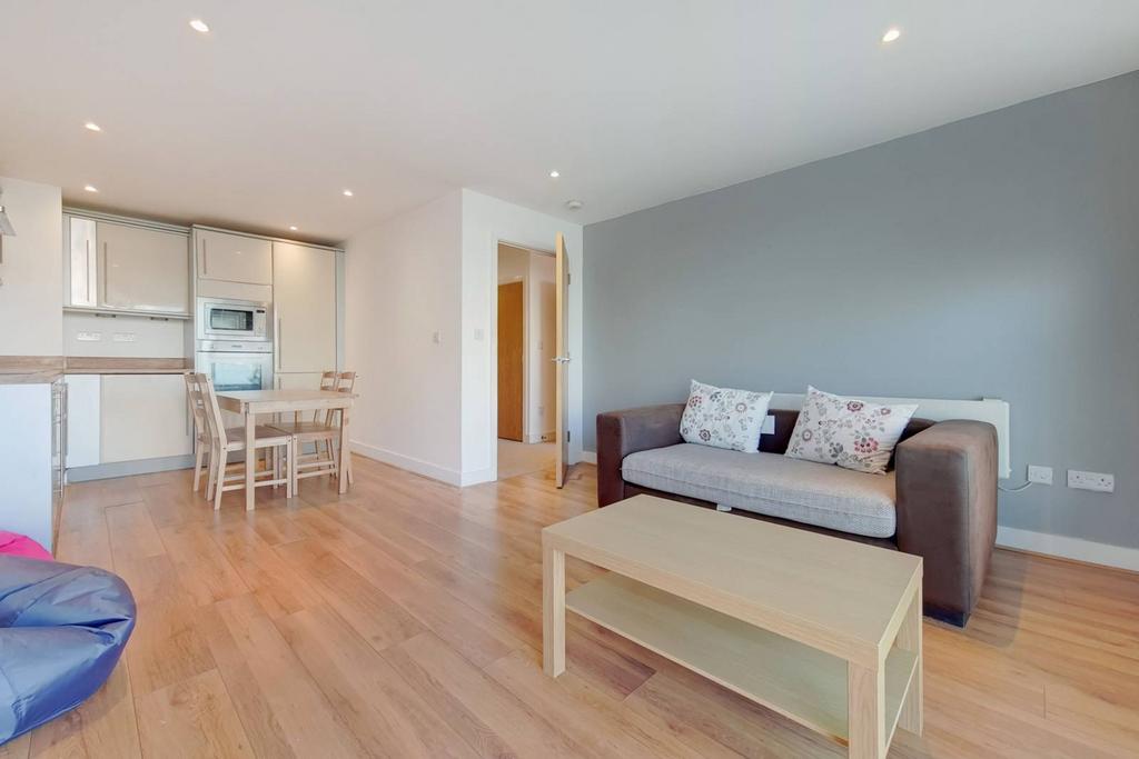 Basin Approach, Gallions Reach... 1 bed flat - £250,000