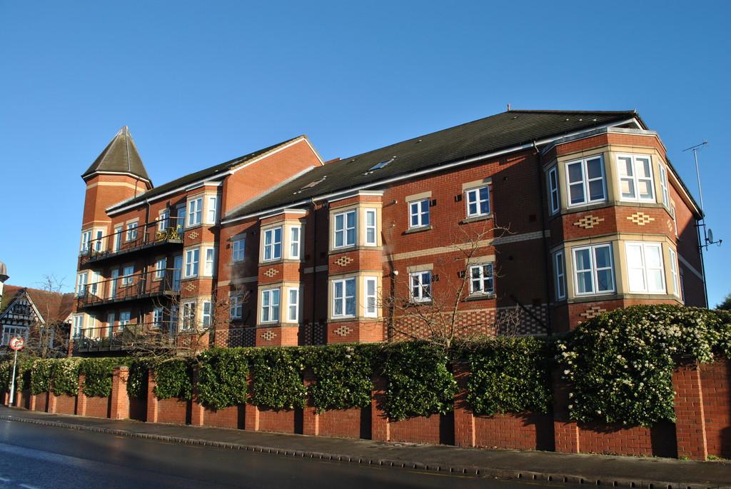 Russell Place, Sale 3 bed apartment - £1,500 pcm (£346 pw)