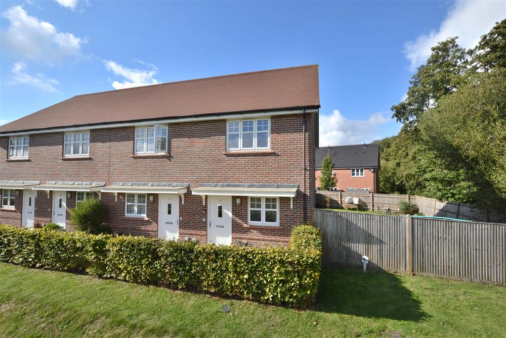 Starling Way, Fleet GU51 2 bed end of terrace house - £102,500