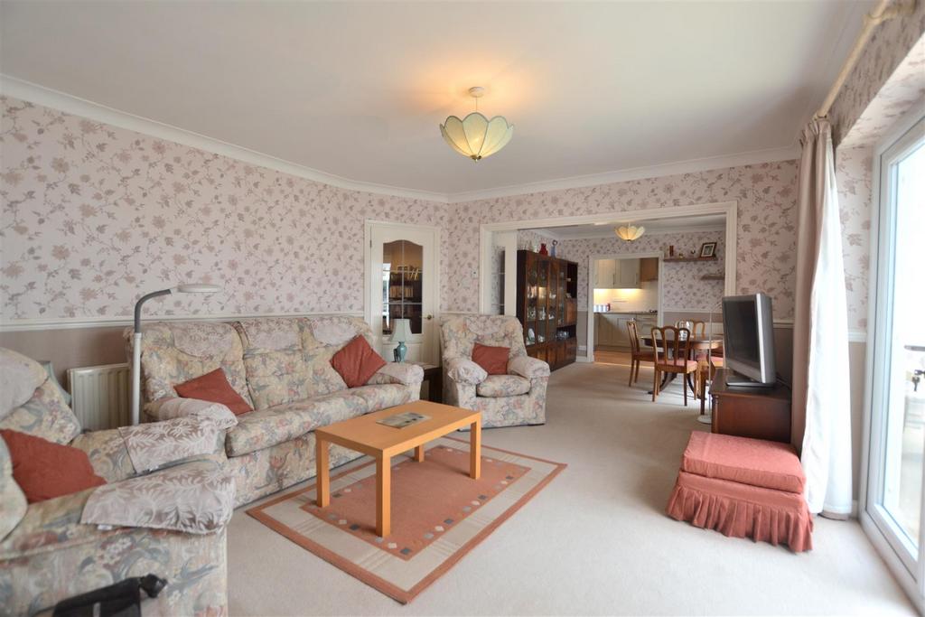 Greenways, Fleet GU52 4 bed detached bungalow for sale - £725,000