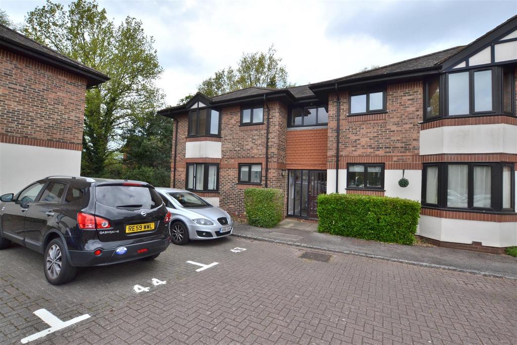 Waterside Court, Fleet GU51 2 bed flat - £215,000