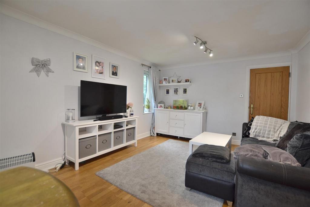 Waterside Court, Fleet GU51 2 bed flat - £215,000