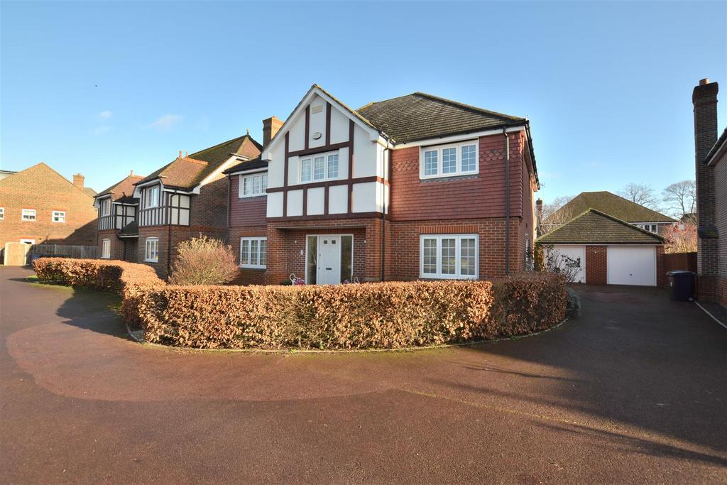 Winta Drive, Fleet GU51 5 bed detached house - £965,000