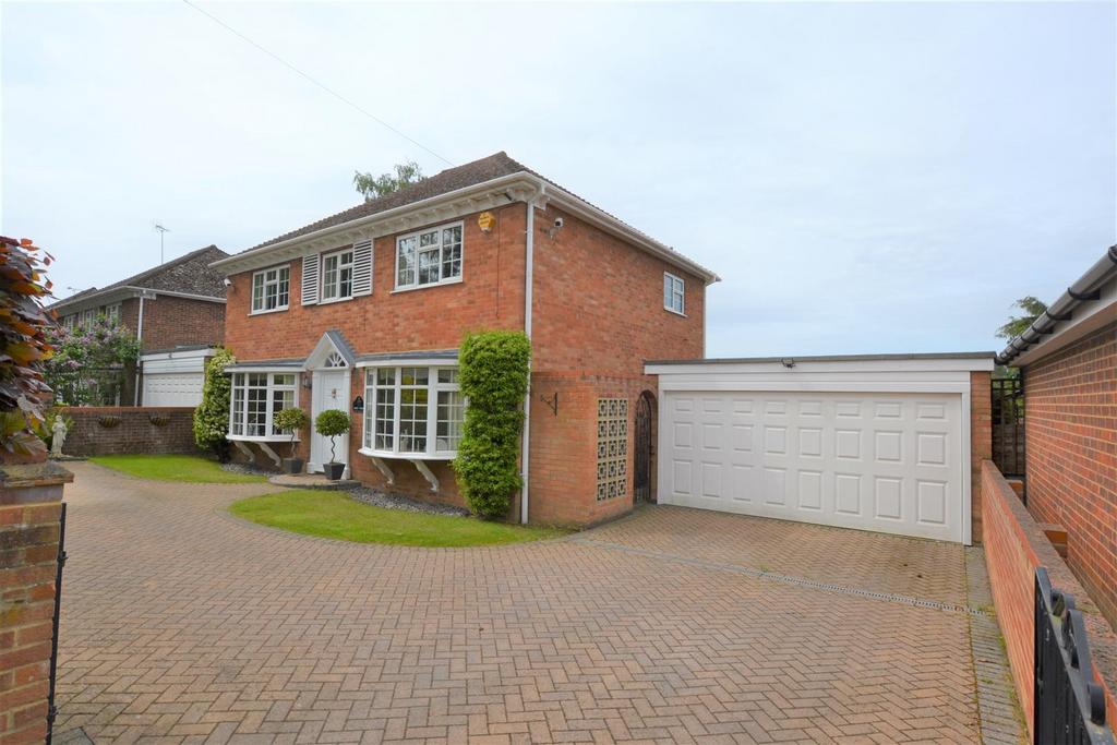 Award Road, Fleet GU52 4 bed detached house - £700,000