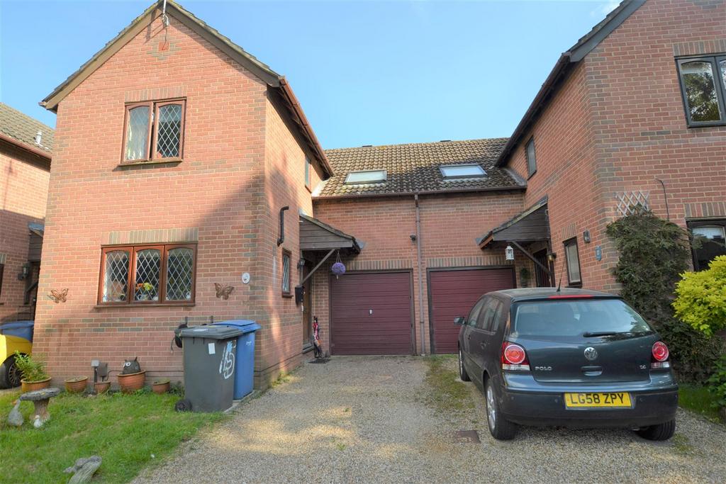 Oaken Copse, Fleet GU52 3 bed semi-detached house - £415,000