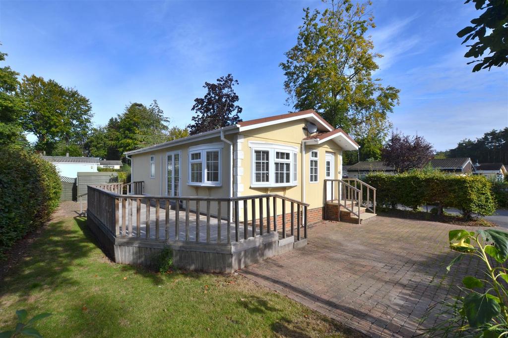 Rustic Glen, Grange Estate, Fleet GU52 2 bed mobile home - £285,000