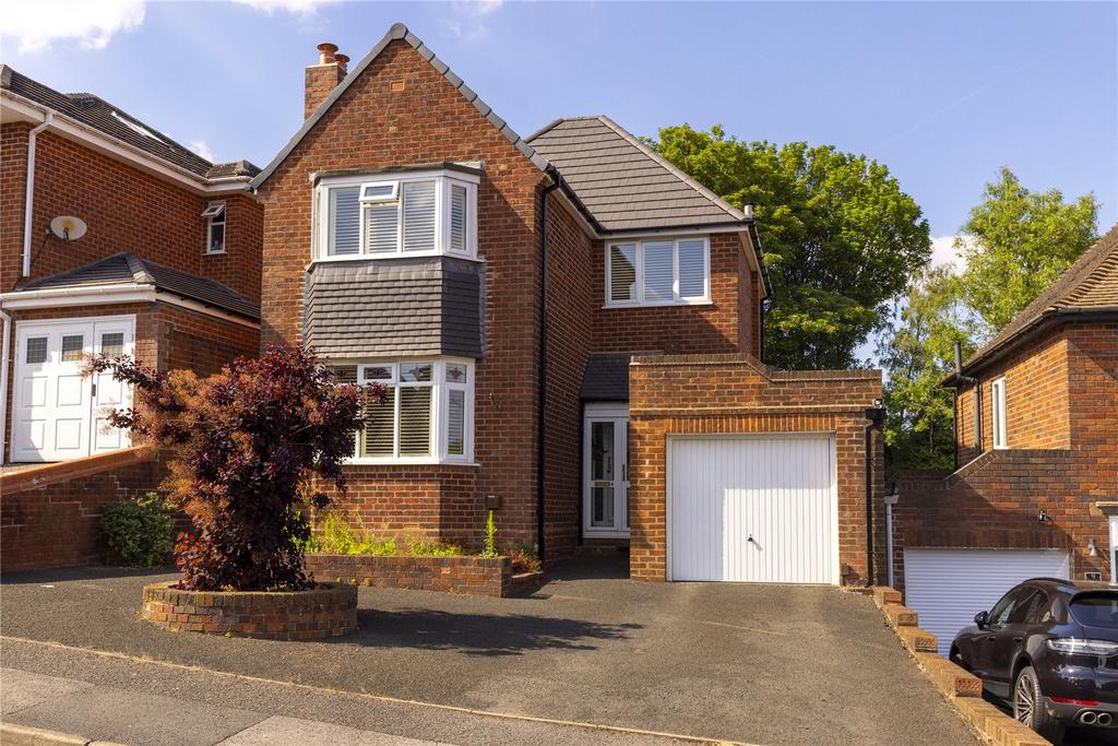 Elizabeth Grove, Dudley, DY2 3 bed detached house - £385,000