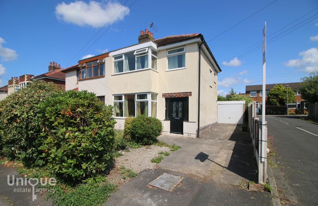 Compley Avenue, Poulton-le-Fylde, FY6 3 bed semi-detached house - £169,950