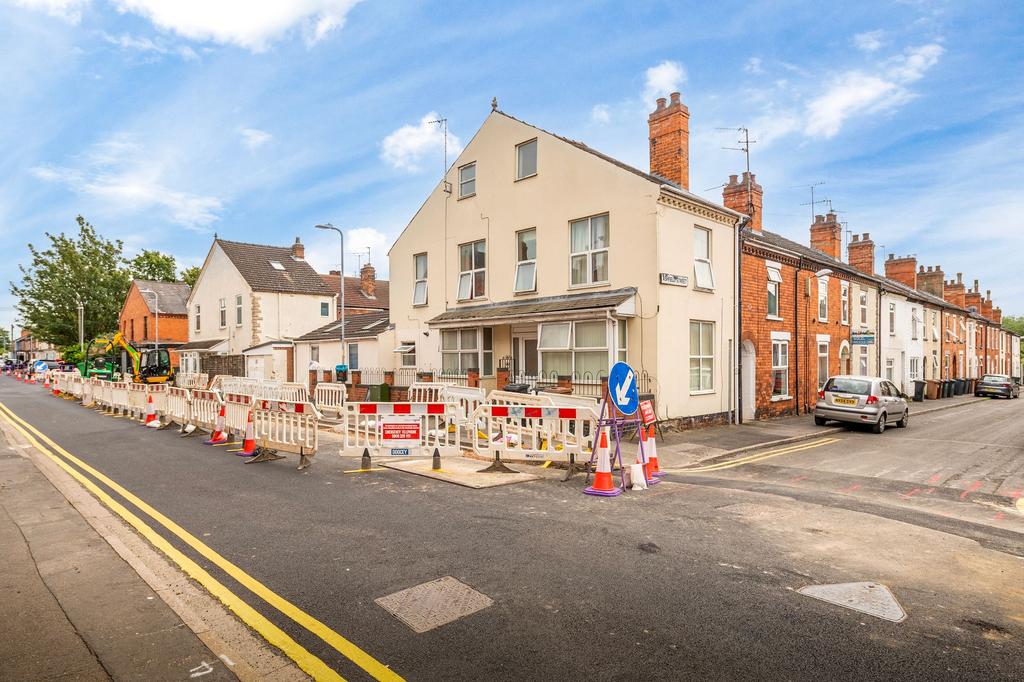Winn Street, Lincoln, LN2 6 bed end of terrace house - £200,000
