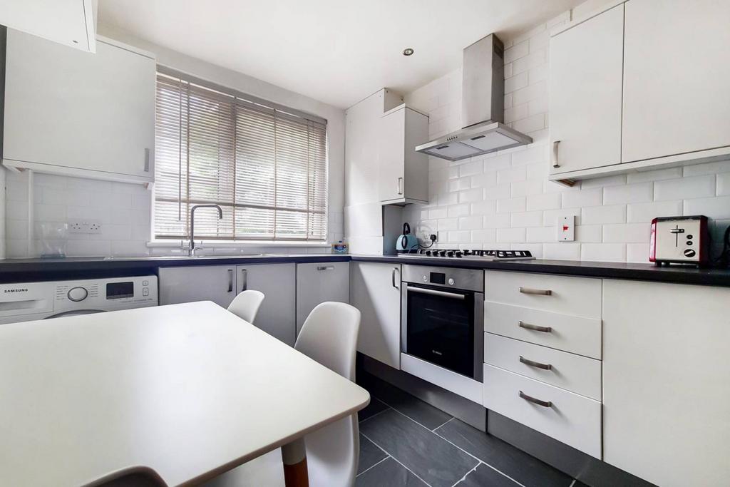 Glengall Grove, Isle Of Dogs, London, E14 2 bed maisonette - £2,059 pcm ...