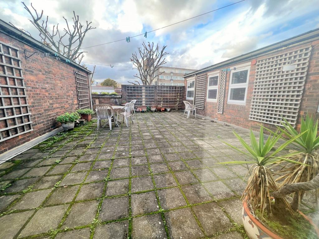 Brayford Square, London, E1 0SG 4 bed flat - £3,400 pcm (£785 pw)