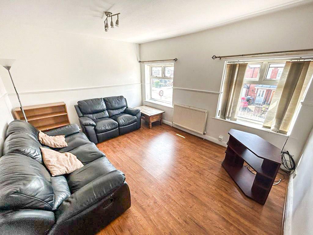 Parrs Wood Road, Manchester, M20 2 bed flat - £900 pcm (£208 pw)