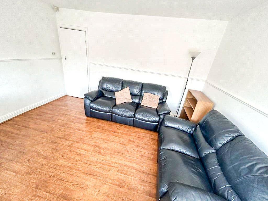 Parrs Wood Road, Manchester, M20 2 bed flat - £900 pcm (£208 pw)