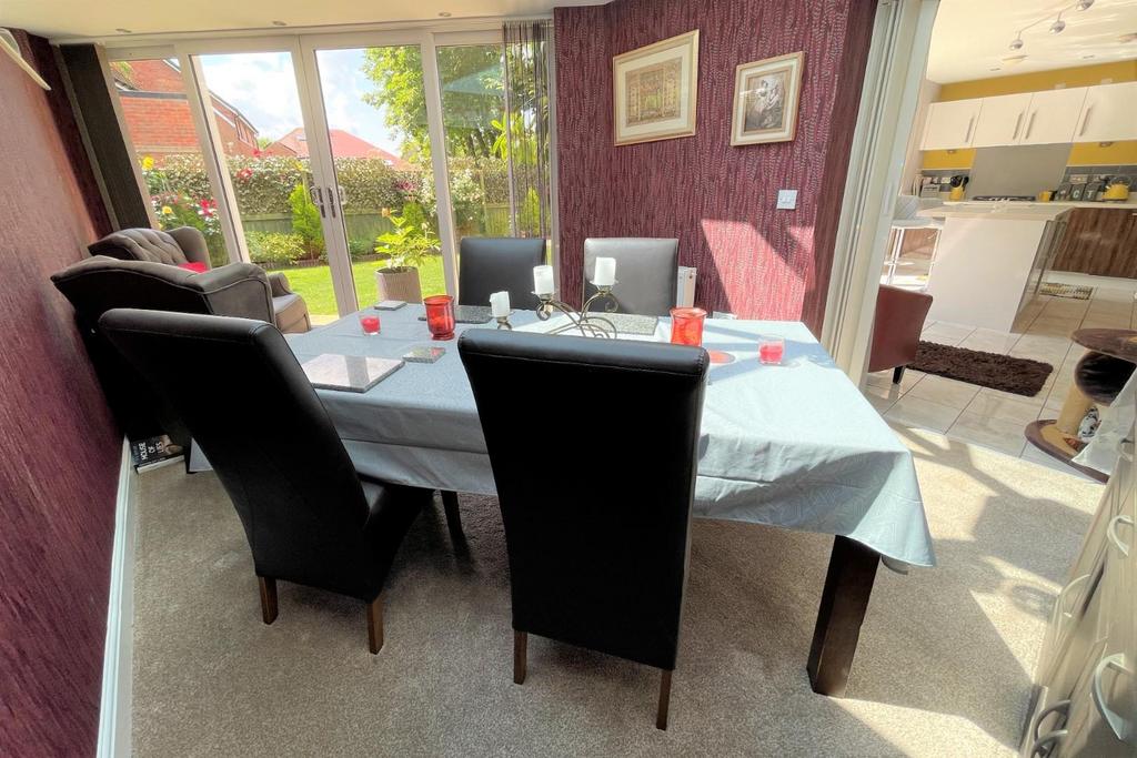 Red Hall Lane, Shadwell, Leeds 4 bed detached house - £2,000 pcm (£462 pw)