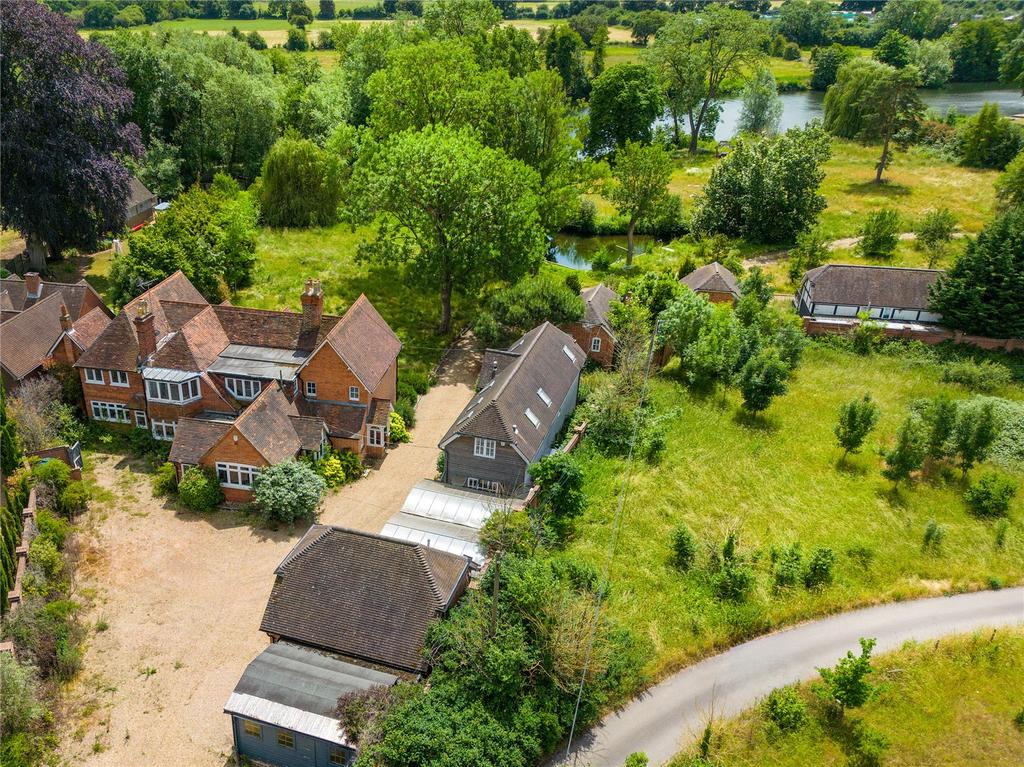 The Warren, Caversham, Berkshire, RG4 4 bed detached house - £2,750,000