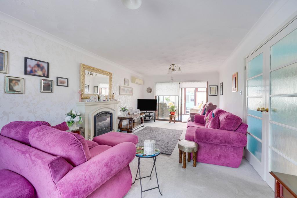 Albert Road, Benfleet, SS7 2 bed detached bungalow - £425,000