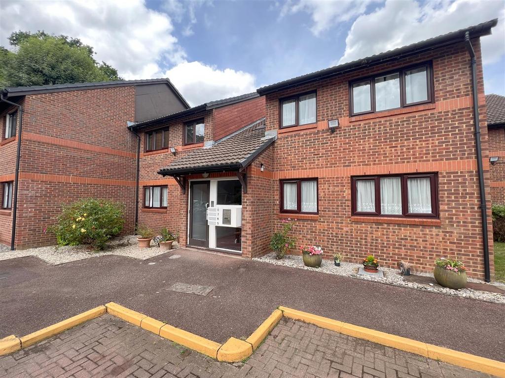 Park Avenue, Enfield 2 bed retirement property - £240,000