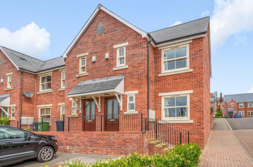 Oak Park Terrace, Cookridge 2 bed end of terrace house - £250,000