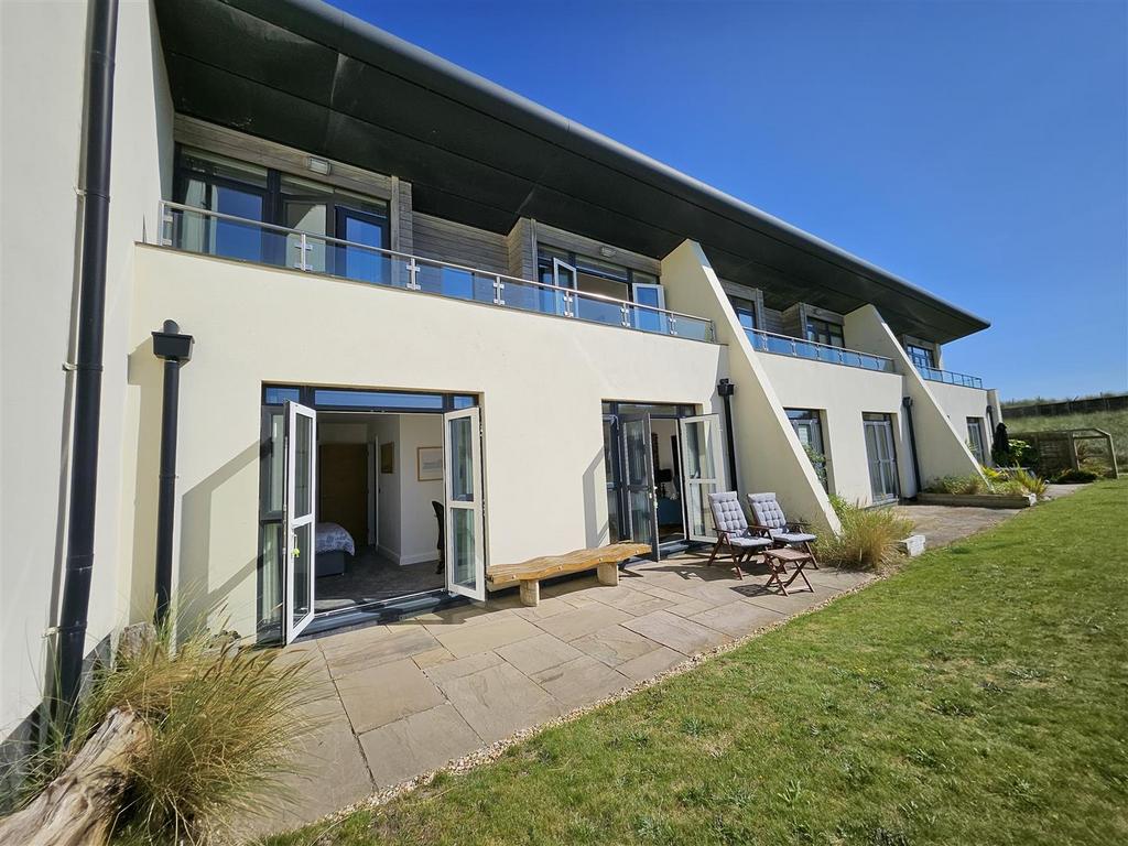 Dunepoint, Clifton Drive North... 2 bed mews - £330,000