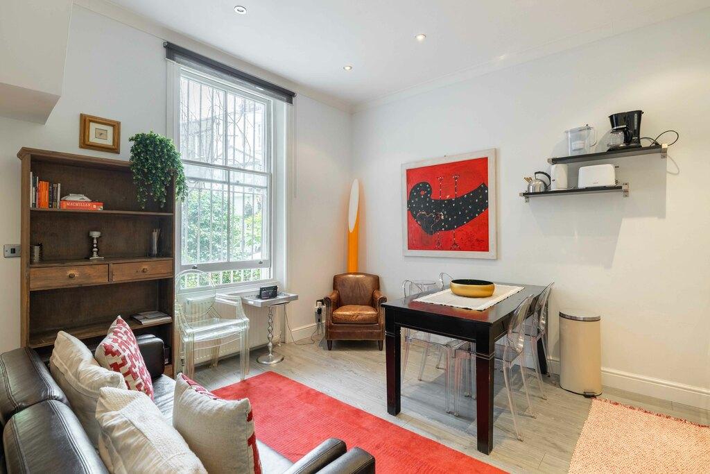 Finborough Road, Chelsea, SW10 2 bed flat - £5,200 pcm (£1,200 pw)